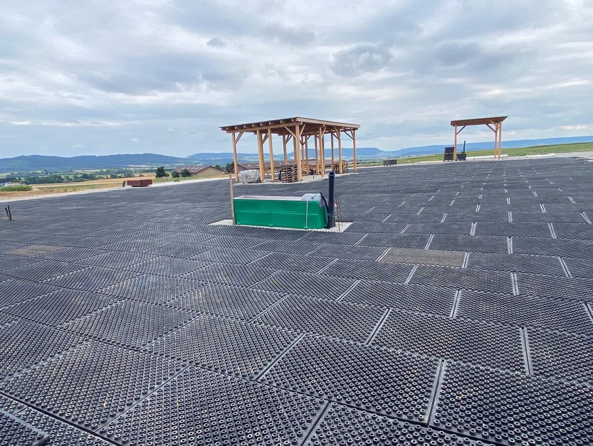 Verlegen der Paddockmatten im Aktivstall – HIT Aktivstall® Pferderesort ...